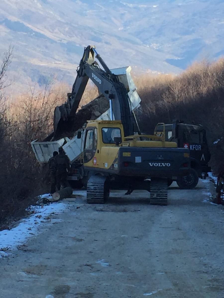 Multinational soldiers work together in vehicle recovery | Article ...