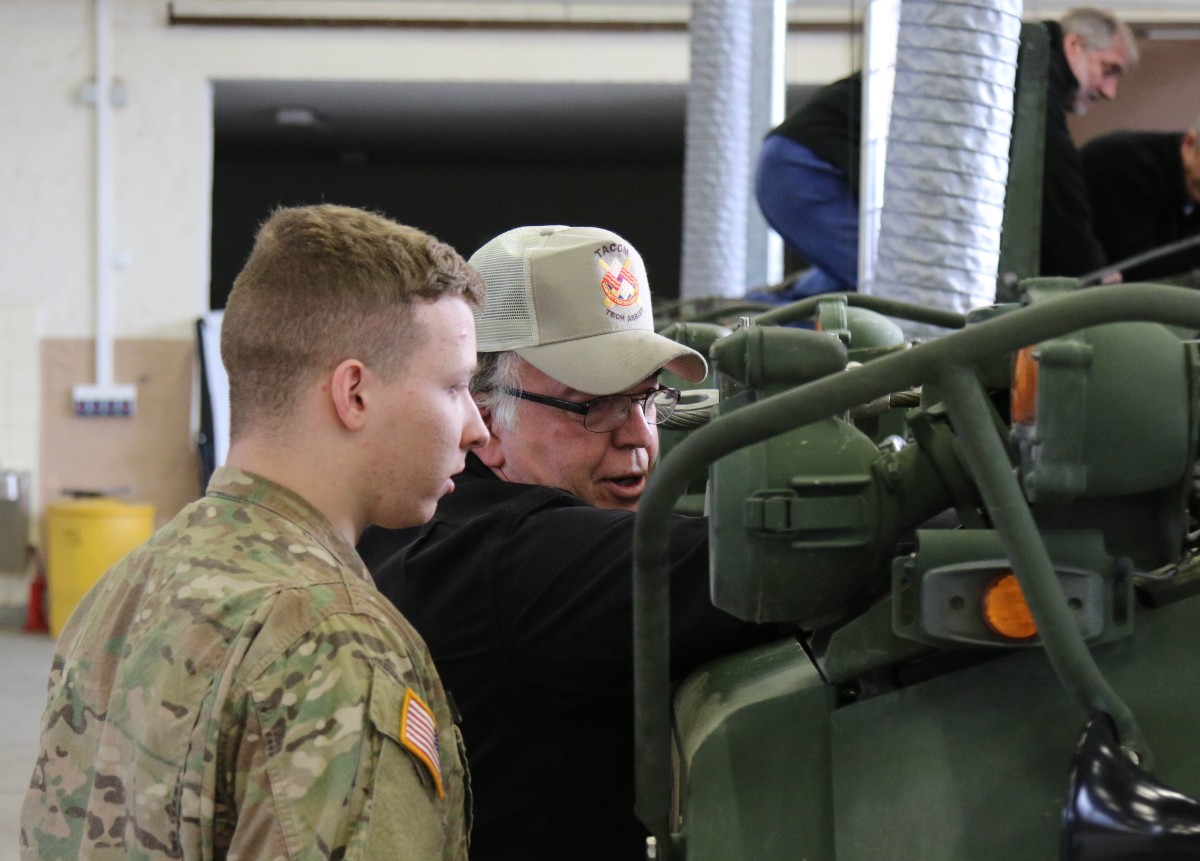 TACOM commander visits 2CR Soldiers during Stryker Maintenance Course ...