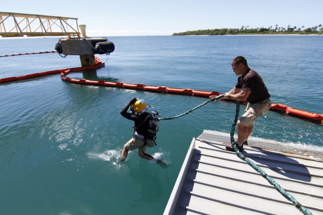 Divers gain advanced skills in 'Deep Blue' | Article | The United ...