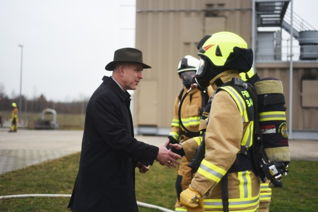 IMCOM-E region director visits Ansbach fire training center | Article ...