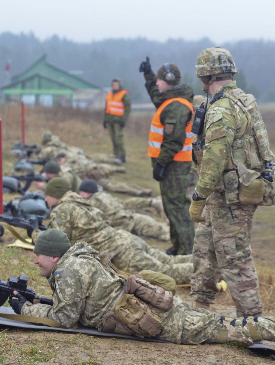 US and Lithuanian forces train Ukrainian army on basic rifle ...