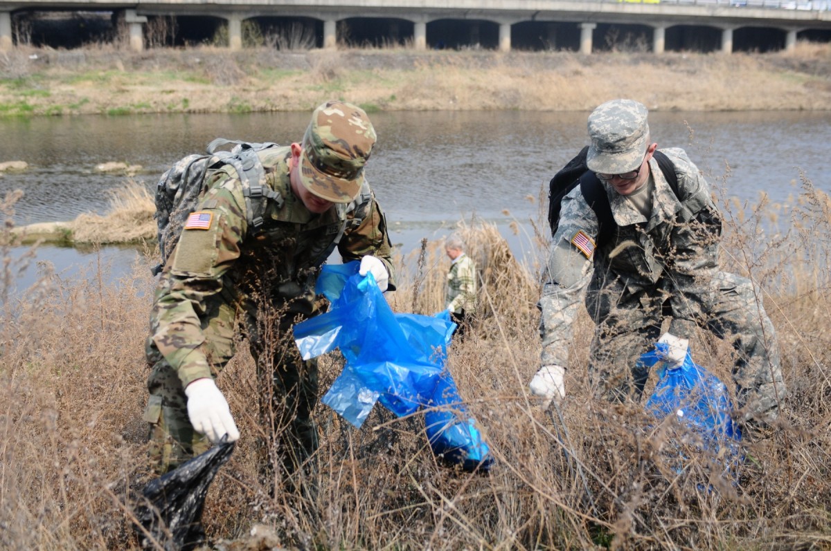 Soldiers clean up Shincheon River | Article | The United States Army
