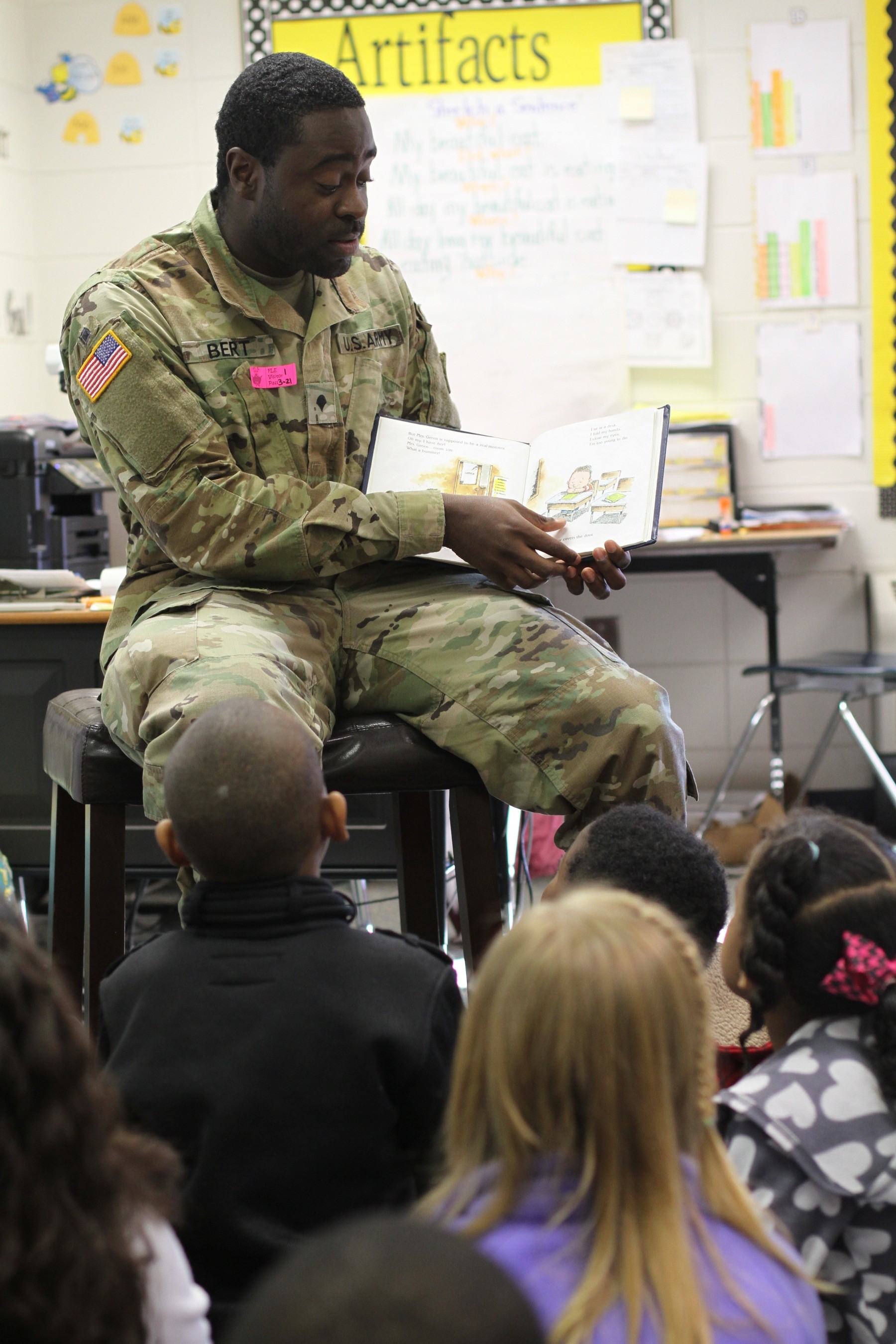 Soldiers, students bond at Frank Long | Article | The United States Army