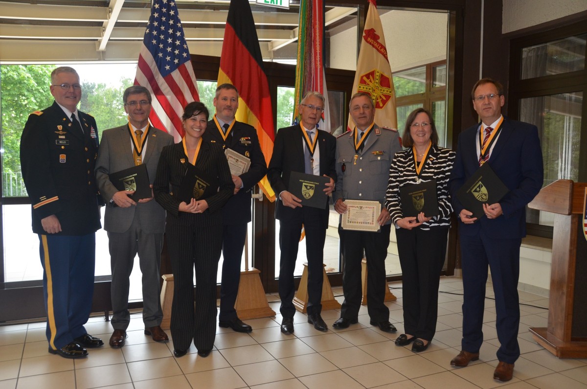 German leaders receive 'keys to the garrison' | Article | The United ...