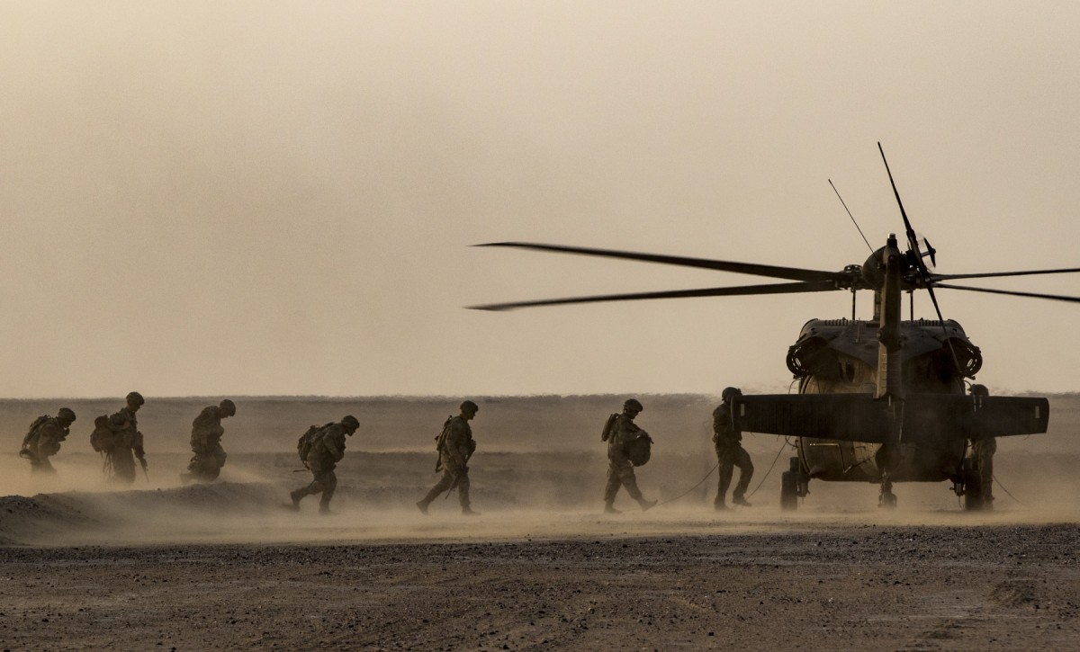 US Infantry Soldiers Assault Through the Desert: Live Fire Exercise ...