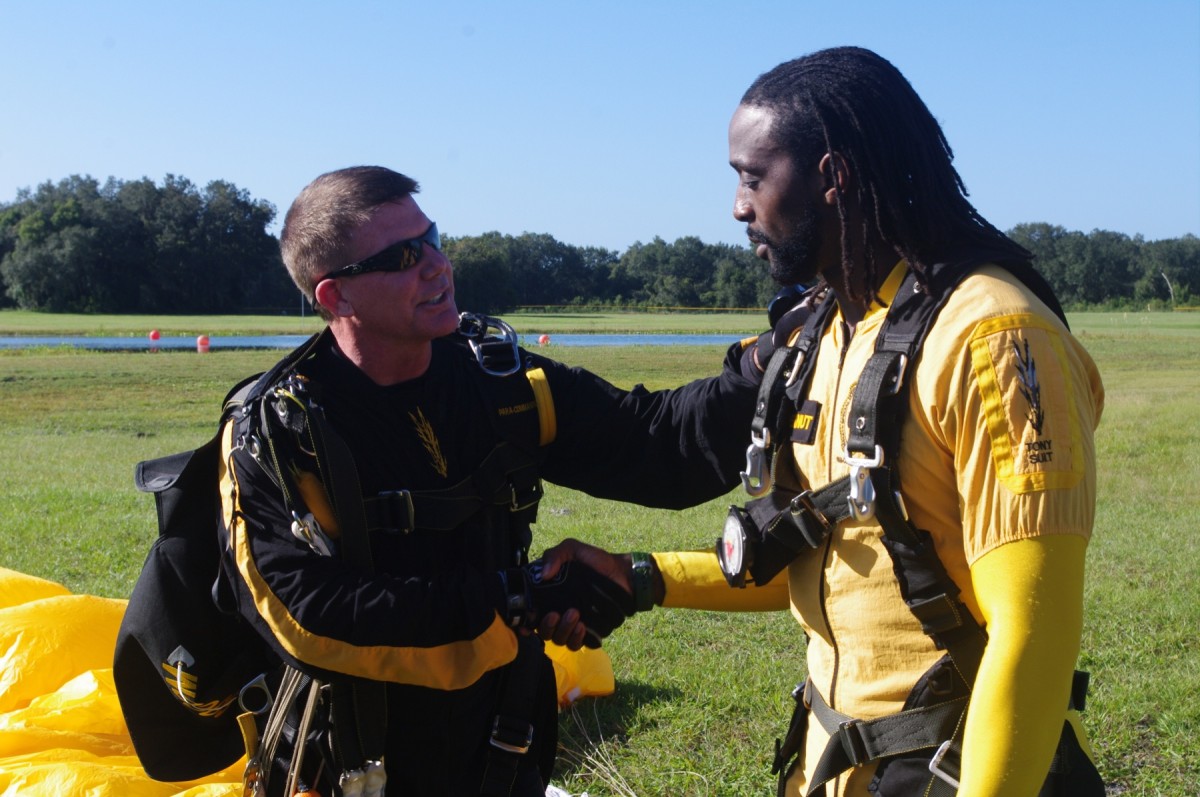 Falling with style: Para-Commandos show off their skills | Article ...