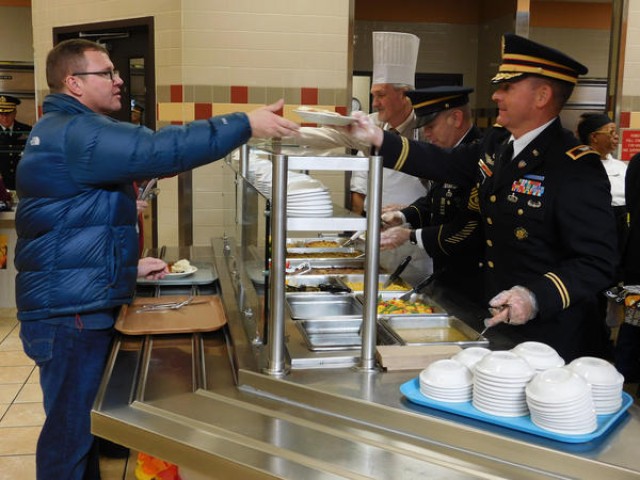 Senior leaders serve Soldiers, Families Thanksgiving meal | Article ...