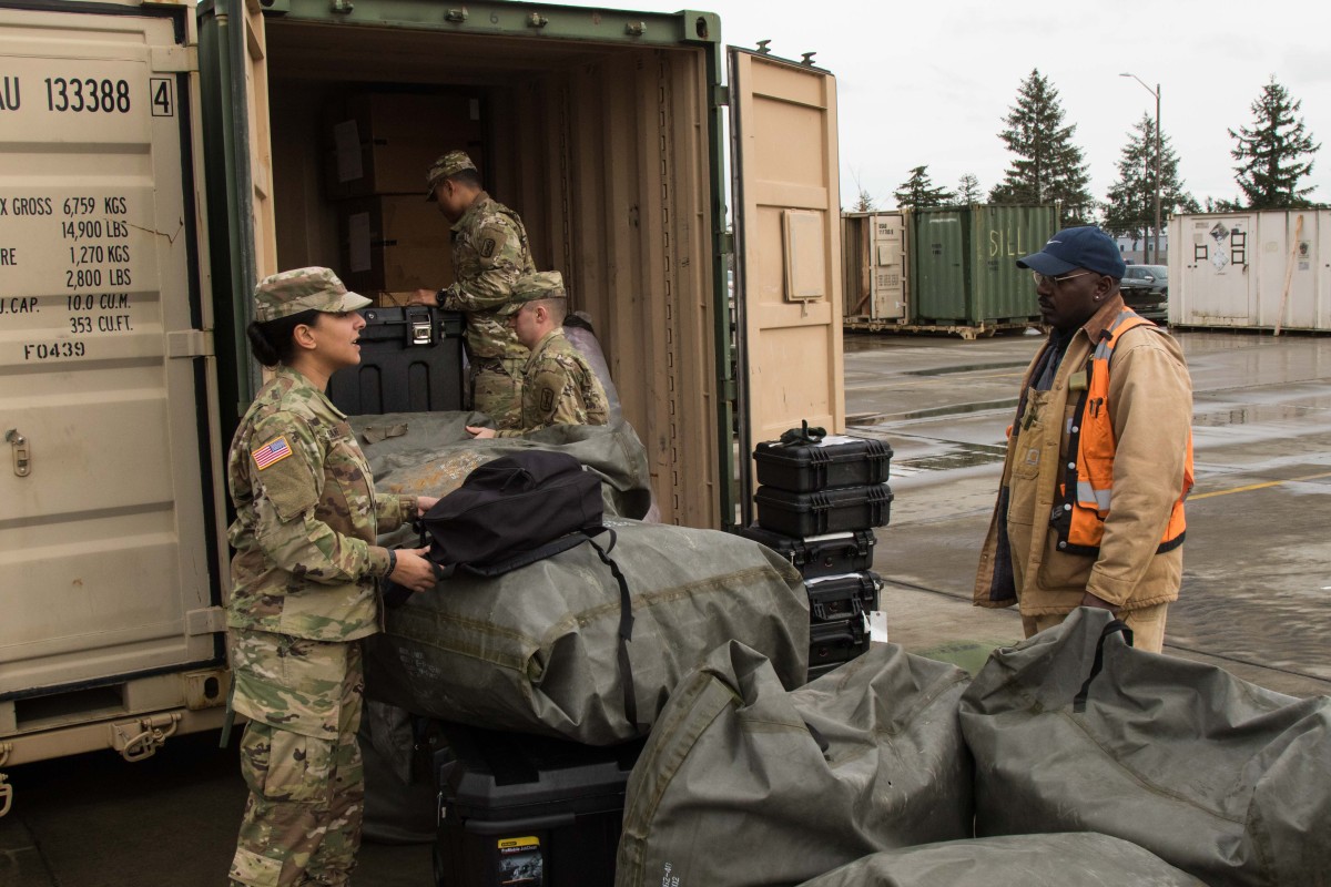 Thunderbolt Soldiers Ready Equipment to Head Down Range | Article | The ...