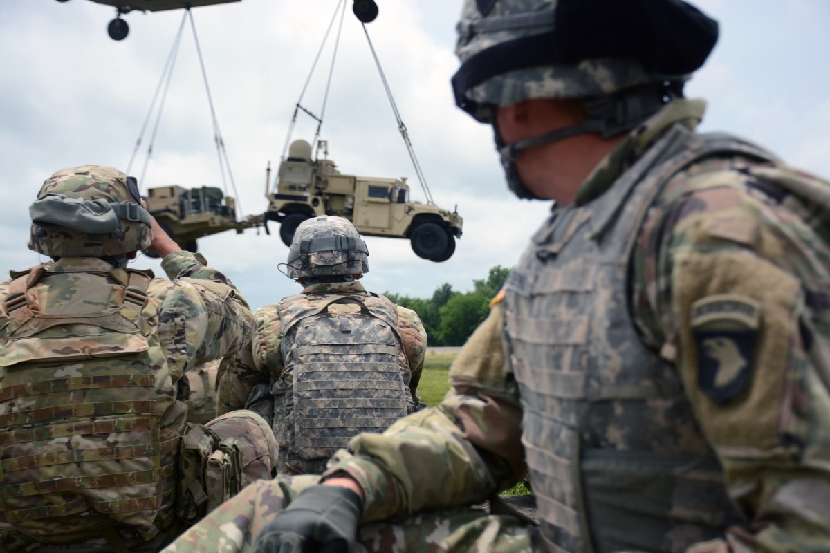 First Soldiers to sling load Tactical Command Node-Light | Article ...