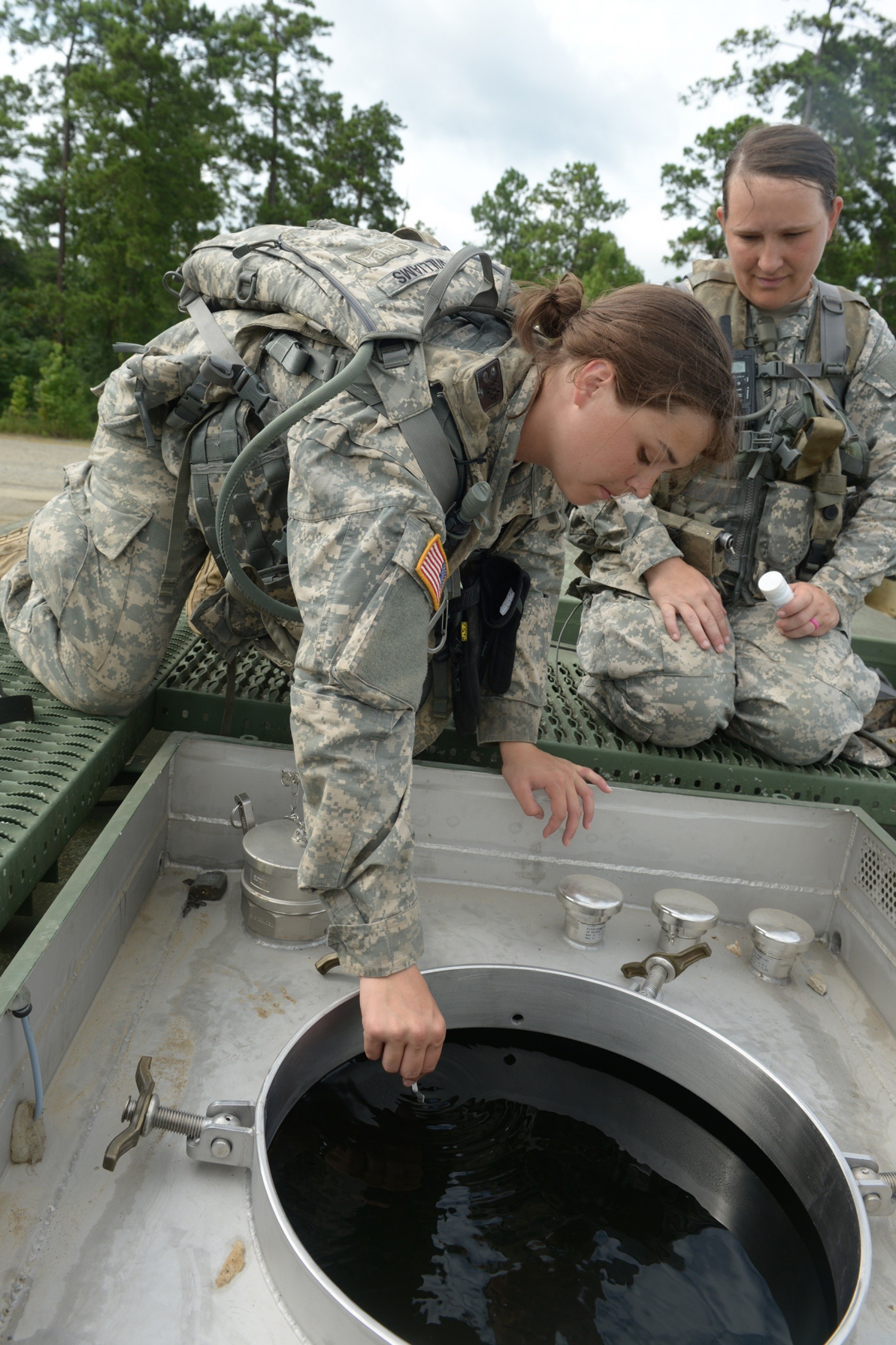 Soldiers with 138th Quartermaster bear water to keep the 76th troops ...