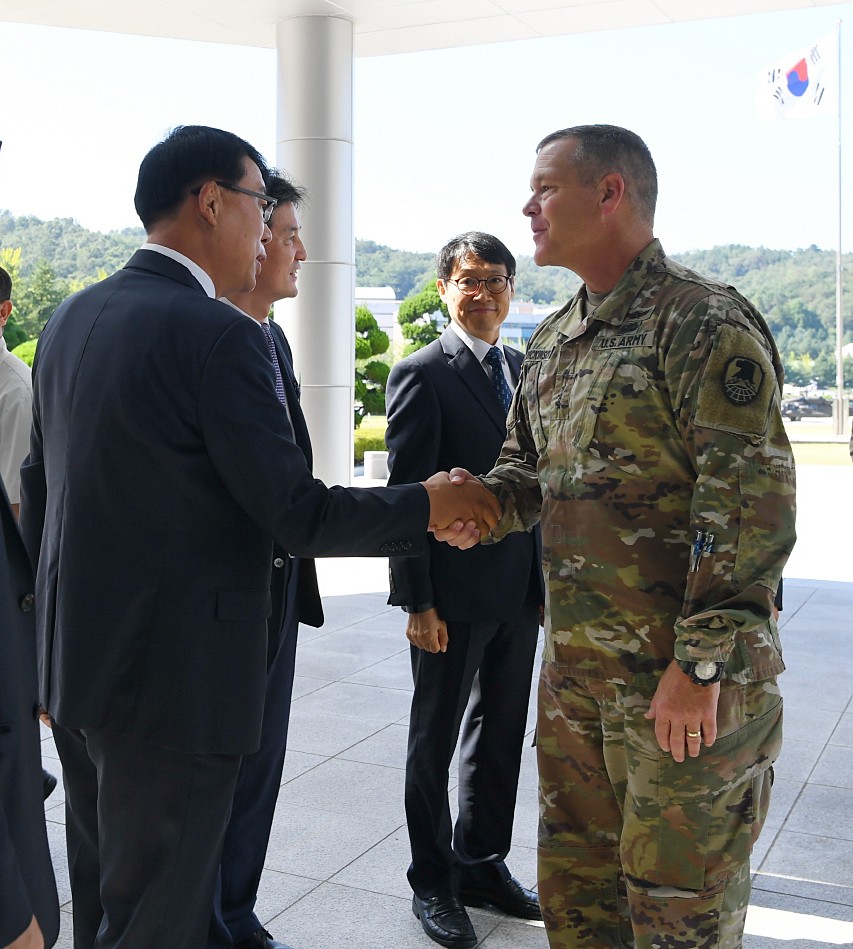Strategic leader spends time with Soldiers | Article | The United ...