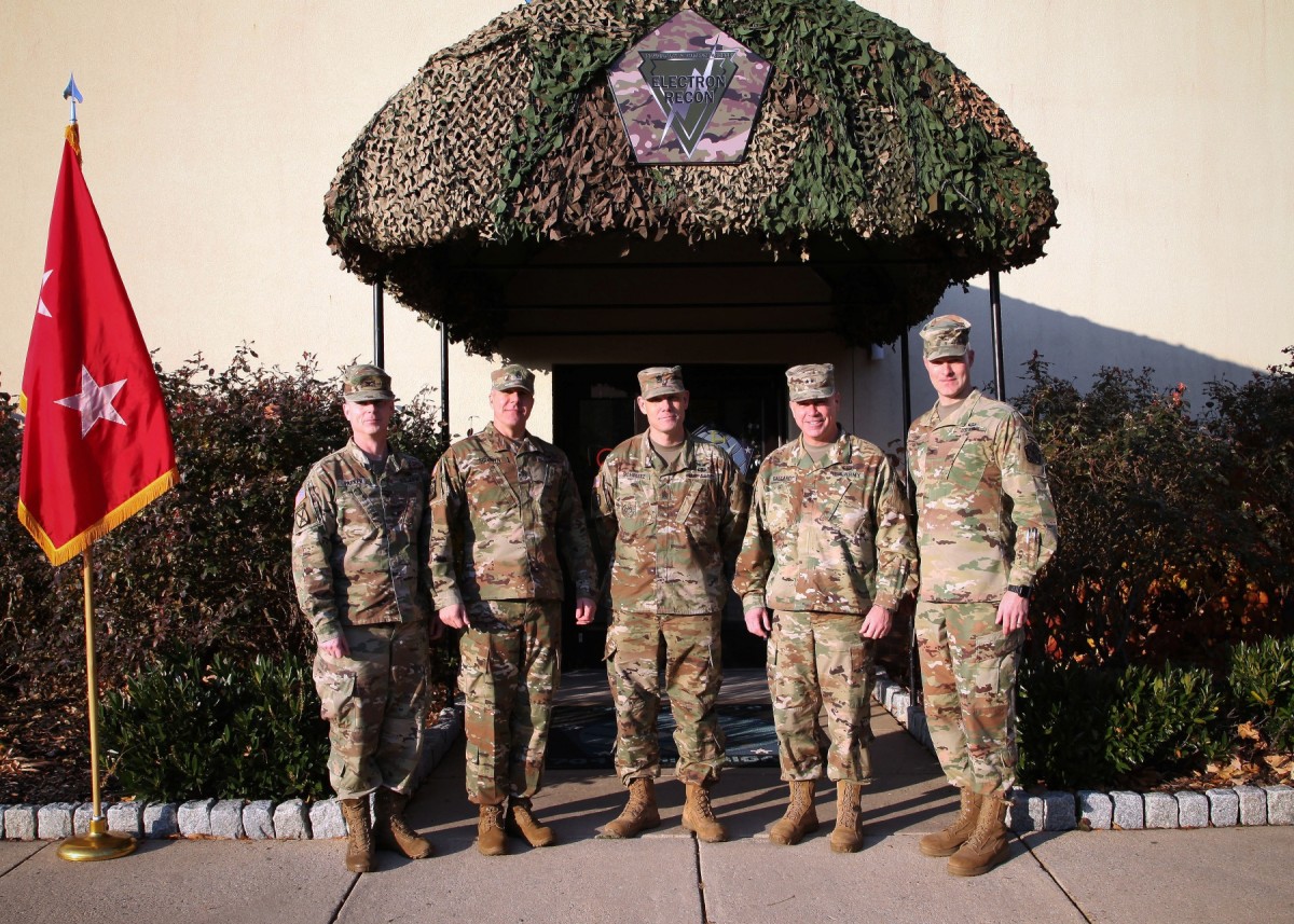 INSCOM commanding general visits 704th Military Intelligence Brigade ...
