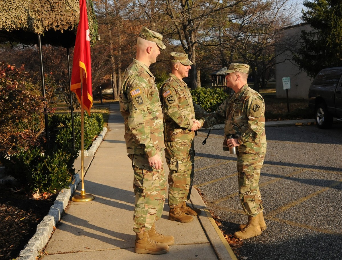 INSCOM commanding general visits 704th Military Intelligence Brigade ...