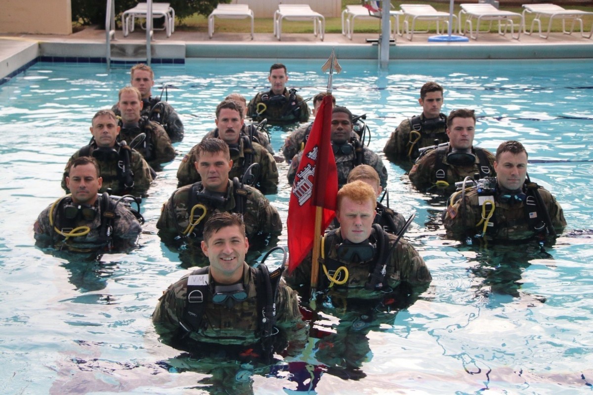 7th Engineer Dive Detachment Conducts Underwater Change of Command ...