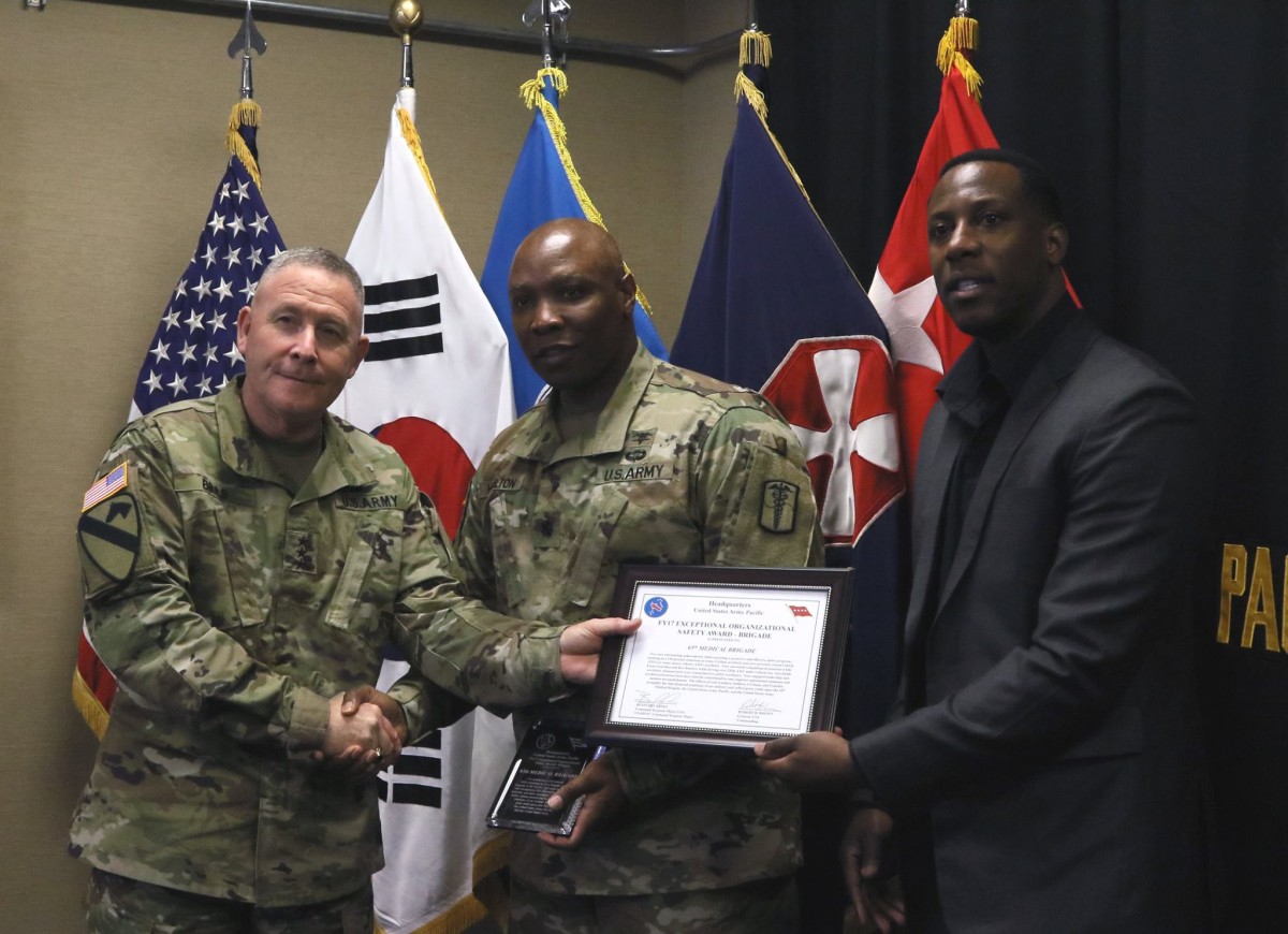 LTG Michael A. Bills presents the 2017 U.S. Army Pacific Level Safety ...