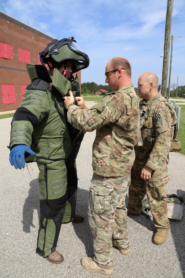 Photo Essay: Full protective suit EOD training scenario at Fort McCoy's ...
