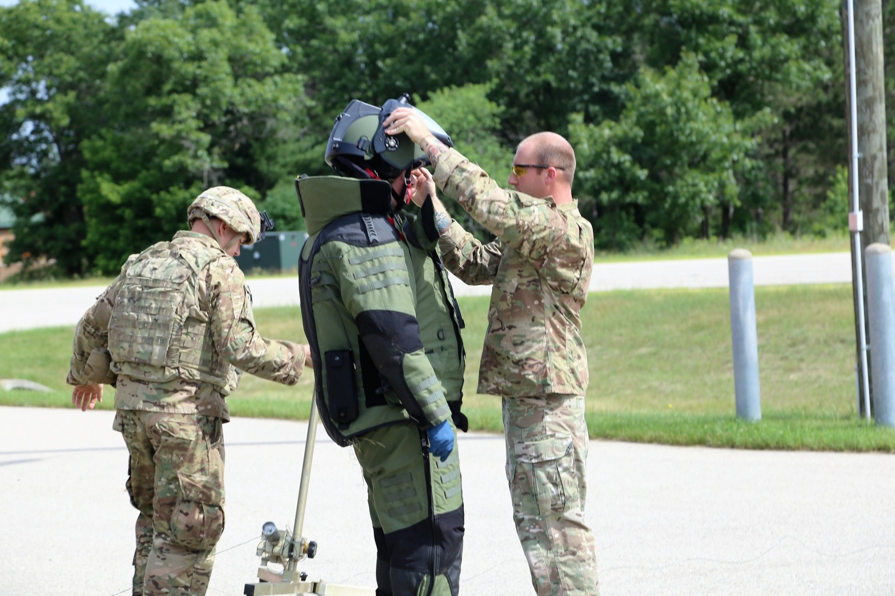 Photo Essay: Full protective suit EOD training scenario at Fort McCoy's ...
