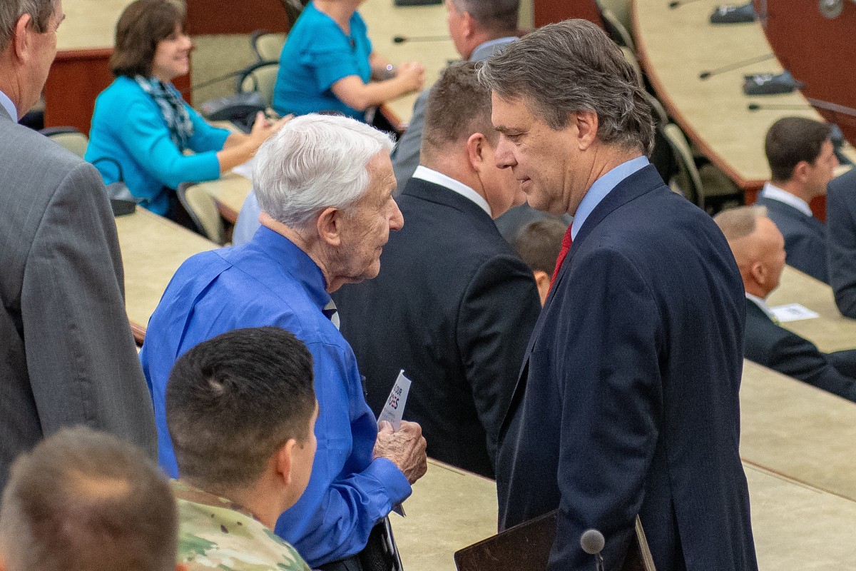 Kansas governor praises Soldiers in civilian fellowships at Fort ...