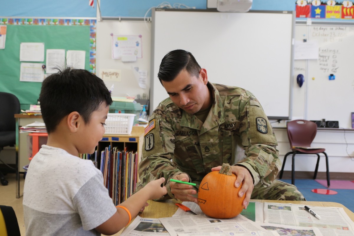 94th AAMDC Soldiers participate in local pumpkin carving event ...