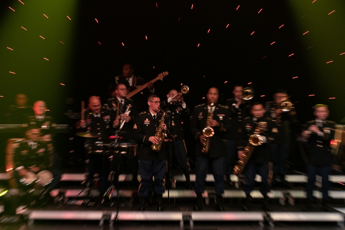 The 82nd Airborne Division Band and Chorus spreads holiday cheer ...