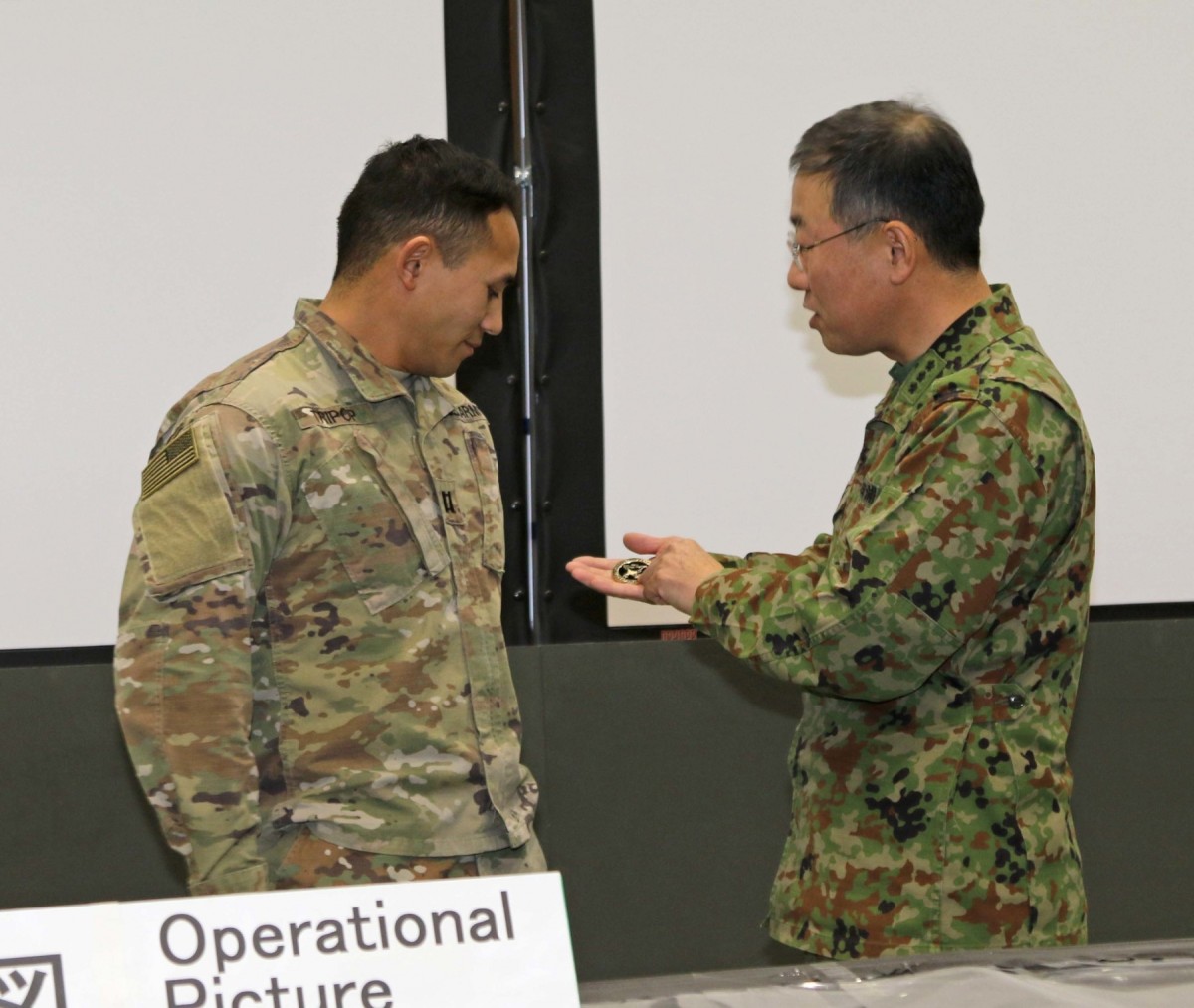 Commanding Generals recognize outstanding Soldiers at Yama Sakura 75 ...