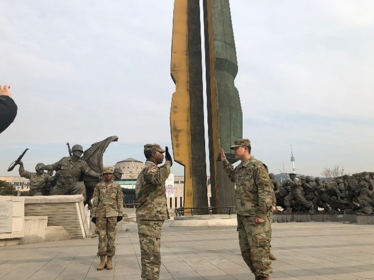 A Bulldog Brigade Re-enlistment | Article | The United States Army