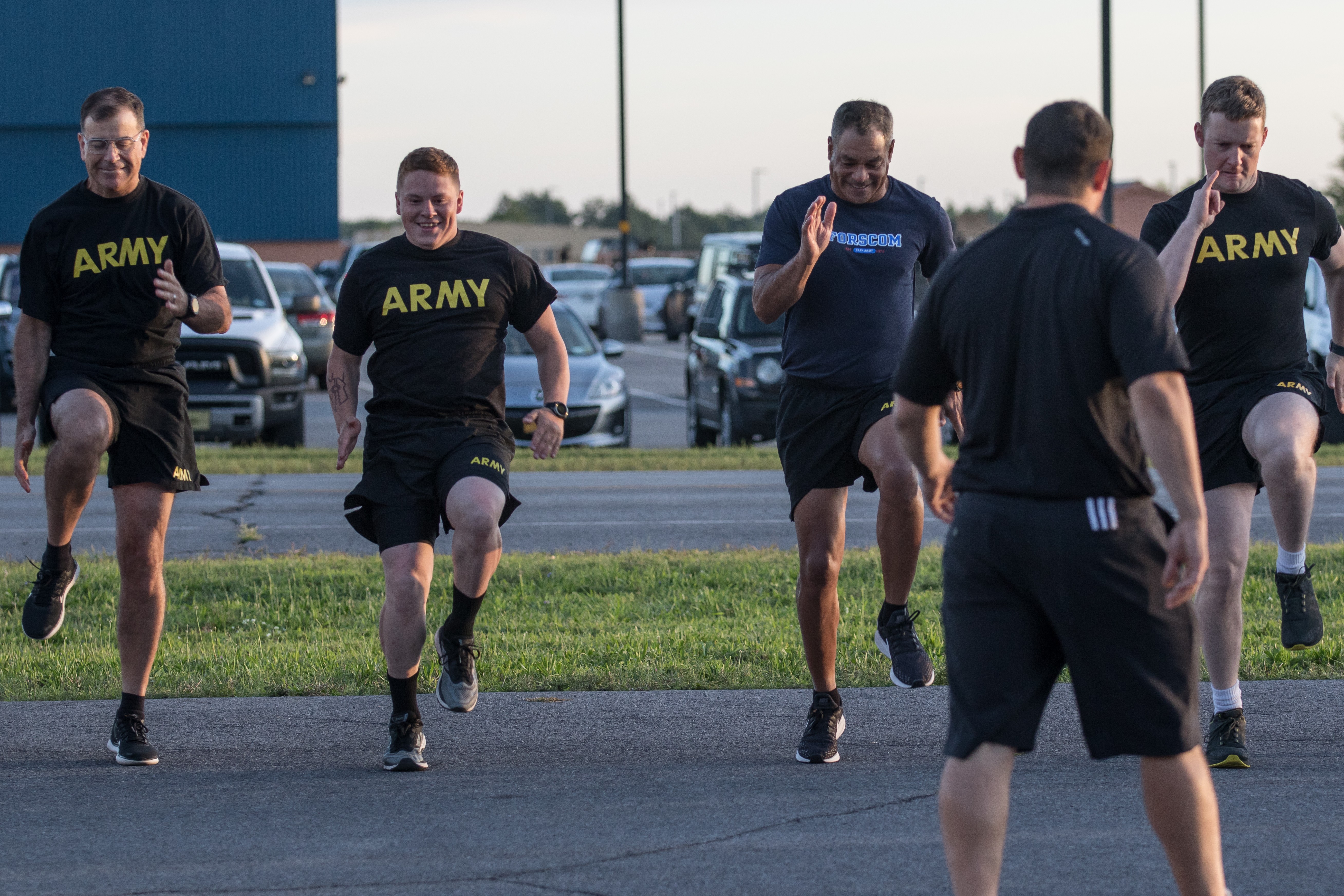 U.S. Army FORSCOM Commander Pumps Iron with the 10th Combat Aviation ...