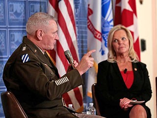 General Murray discusses modernization with American business ...