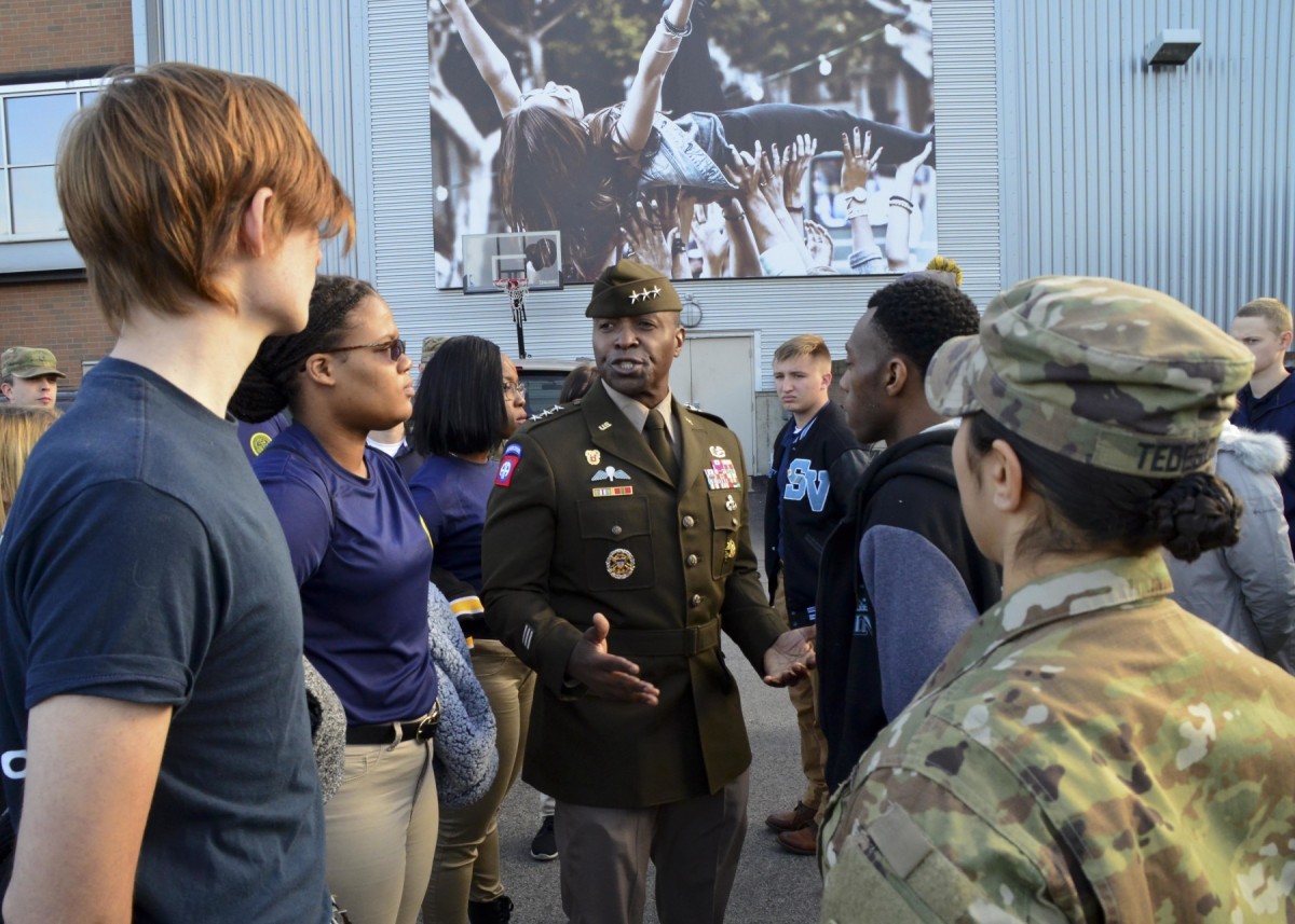 Future service members enlist at Pittsburgh Steelers game | Article ...