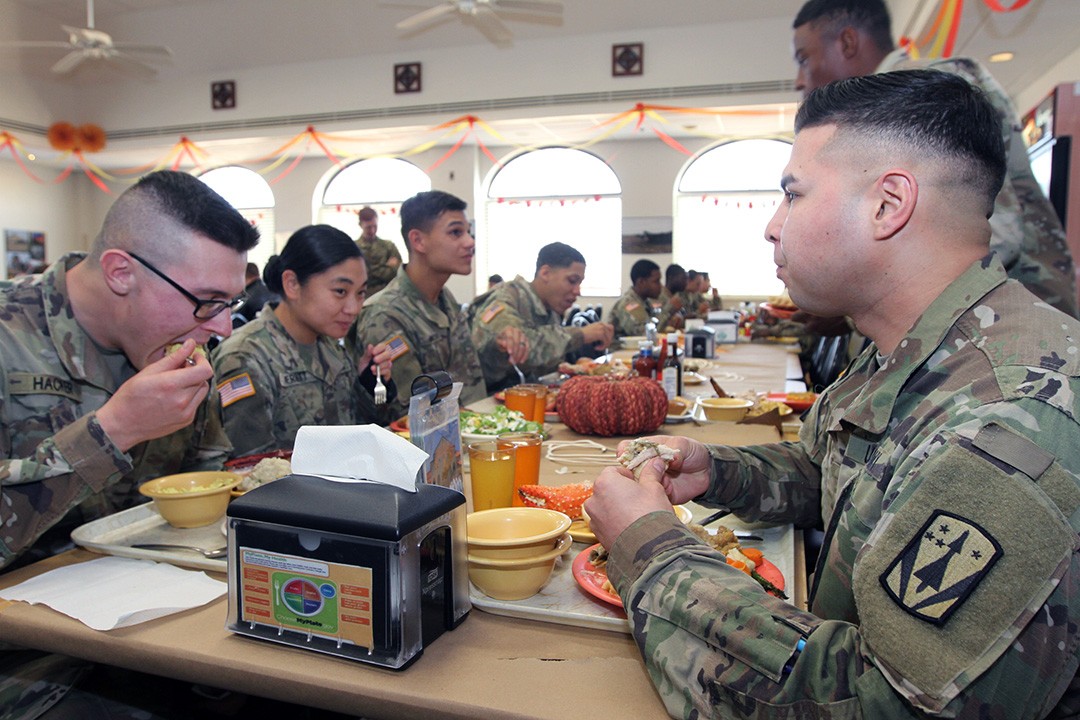 Culinary specialists serve Thanksgiving meal to Lawton-Fort Sill ...