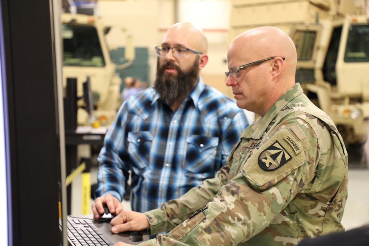 CCDC commanding general pays first visit to Aviation, Missile Center ...