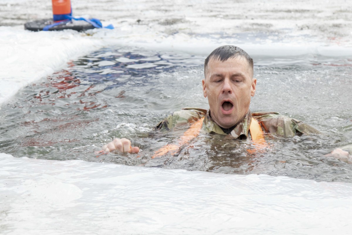 Alaska Army National Guard Soldiers conduct water immersion training ...