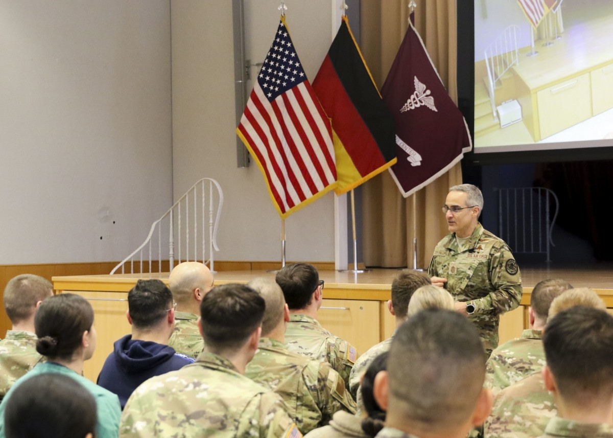 SEAC visits enlisted at LRMC | Article | The United States Army