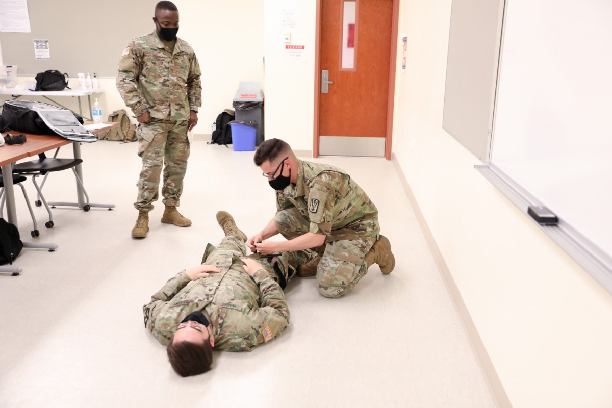 Military Intelligence Soldiers Practice Life-Saving Medical Skills ...