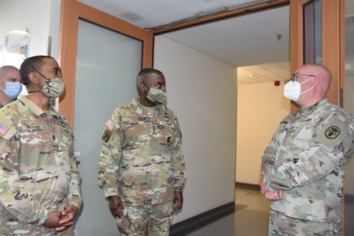 The Army Surgeon General visits Wiesbaden Health Clinic | Article | The ...