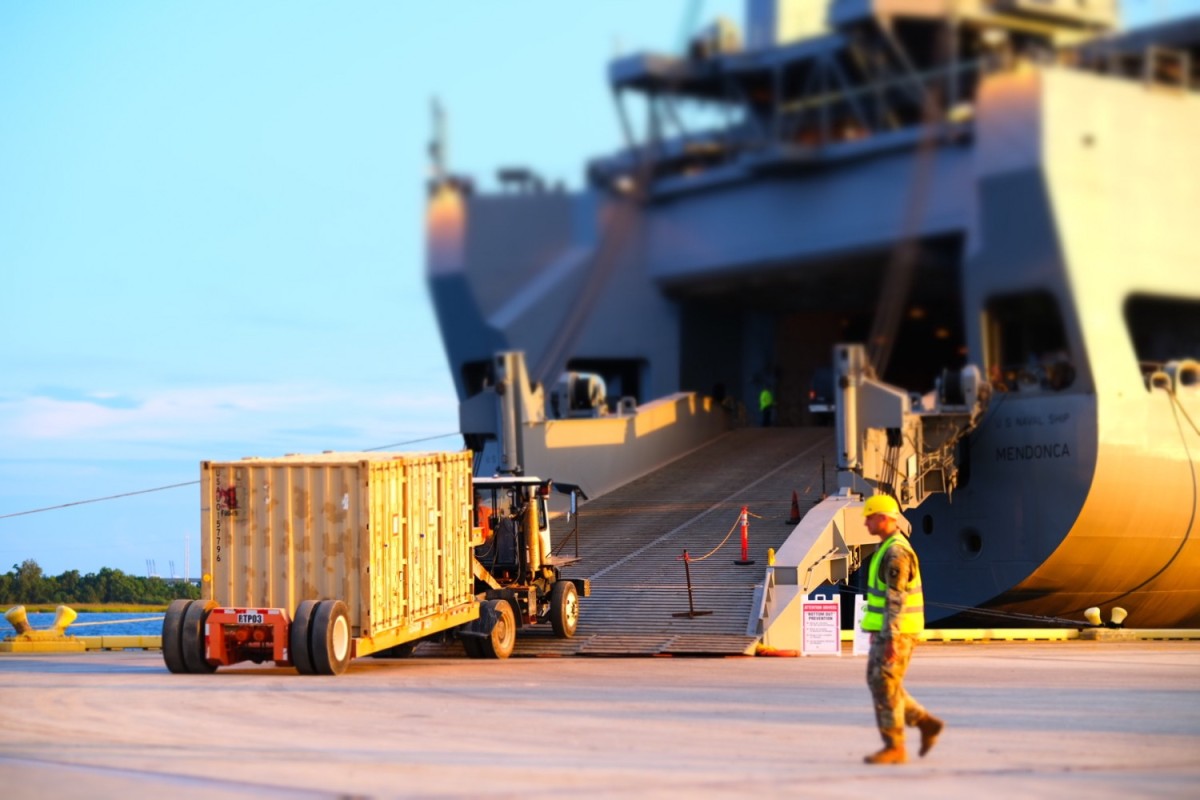 Reservists help move cargo during 101st Airborne Division's sea ...