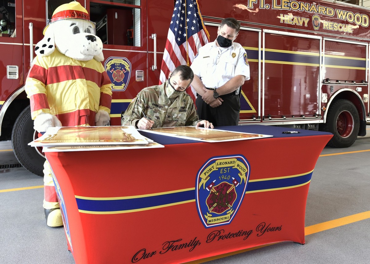 Fort Leonard Wood garrison commander signs proclamation for upcoming ...