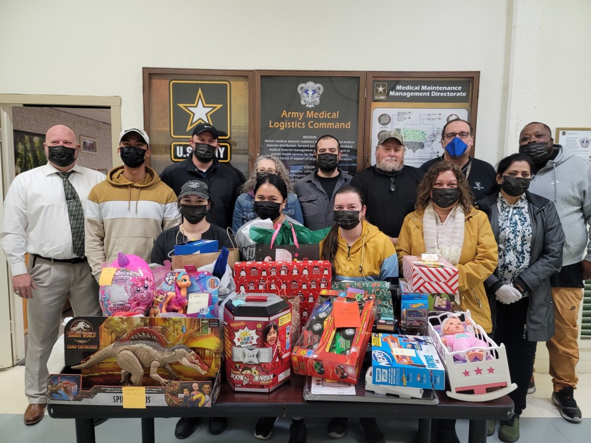 Army medical maintenance team helps brighten season for less fortunate ...