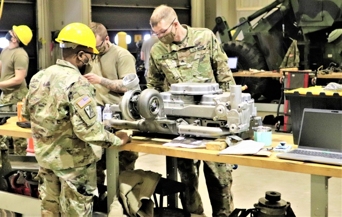 Construction Equipment Repairer Advanced Leader Course students build ...