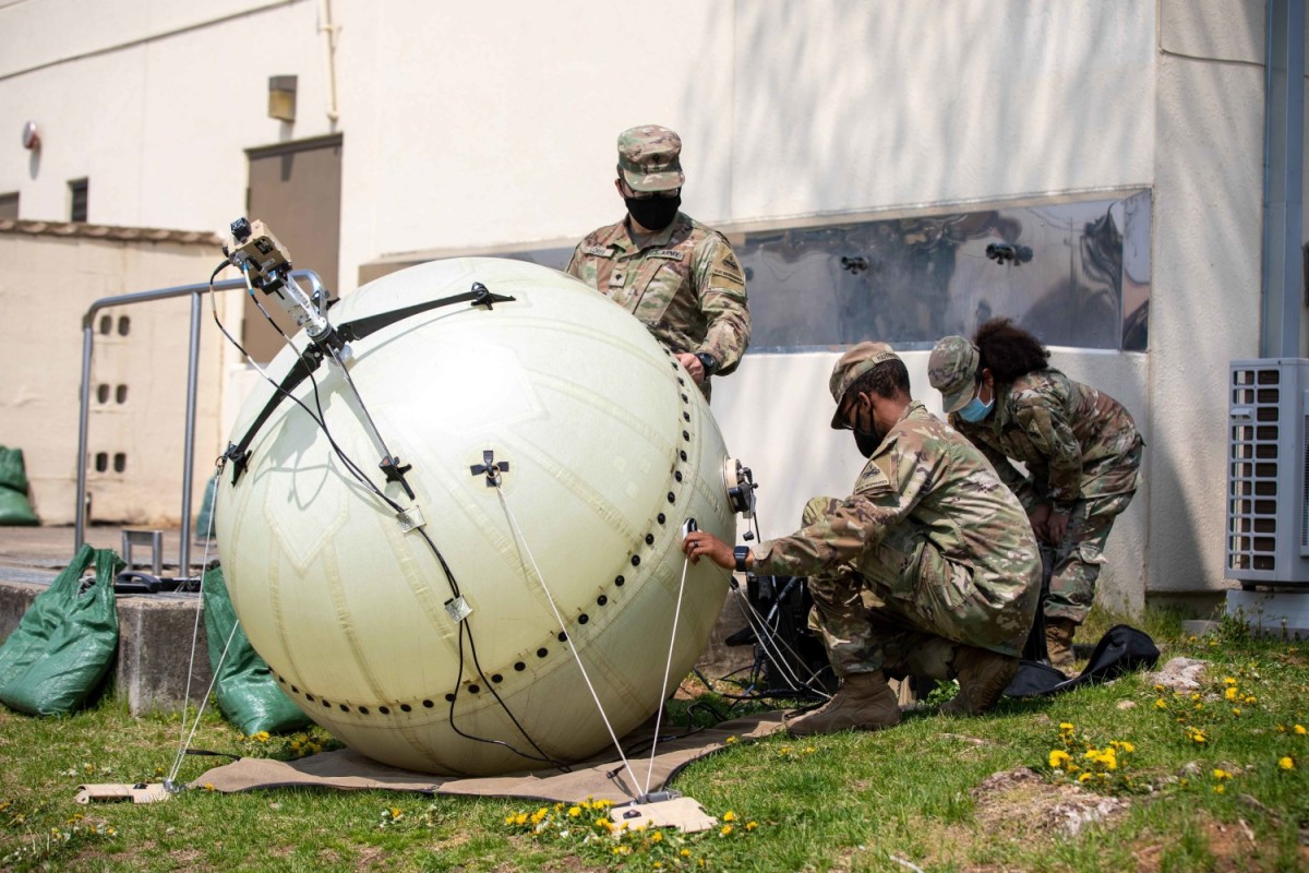 Soldiers trained on inflatable satellite antenna | Article | The United ...