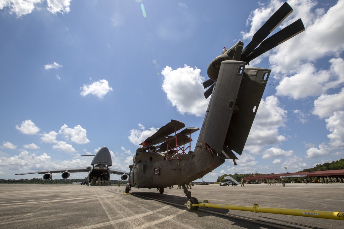 The 3rd Combat Aviation Brigade conducts joint air load training at ...