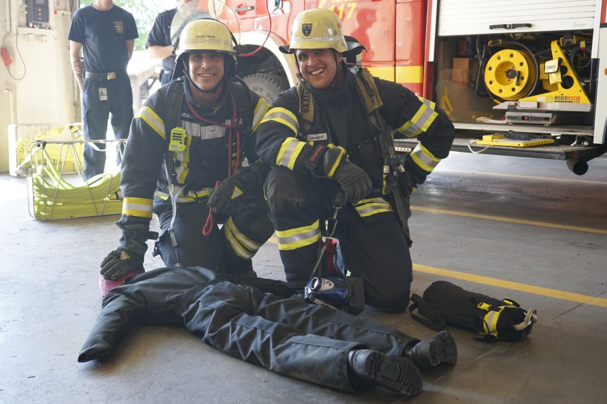 "Charge the Hose line!" - Garrison Wiesbaden recruits firefighters ...
