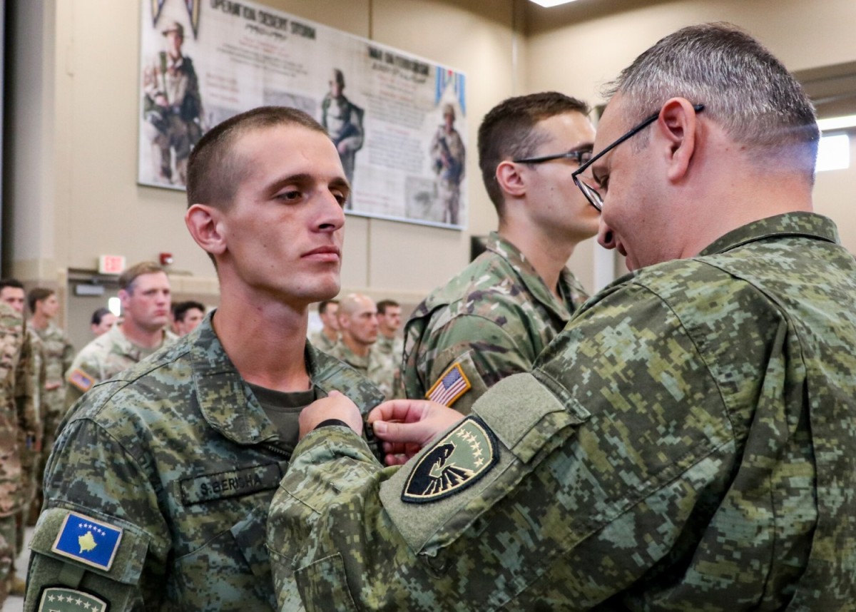 Kosovo Security Force members make history, earn U.S. Air Assault Badge ...