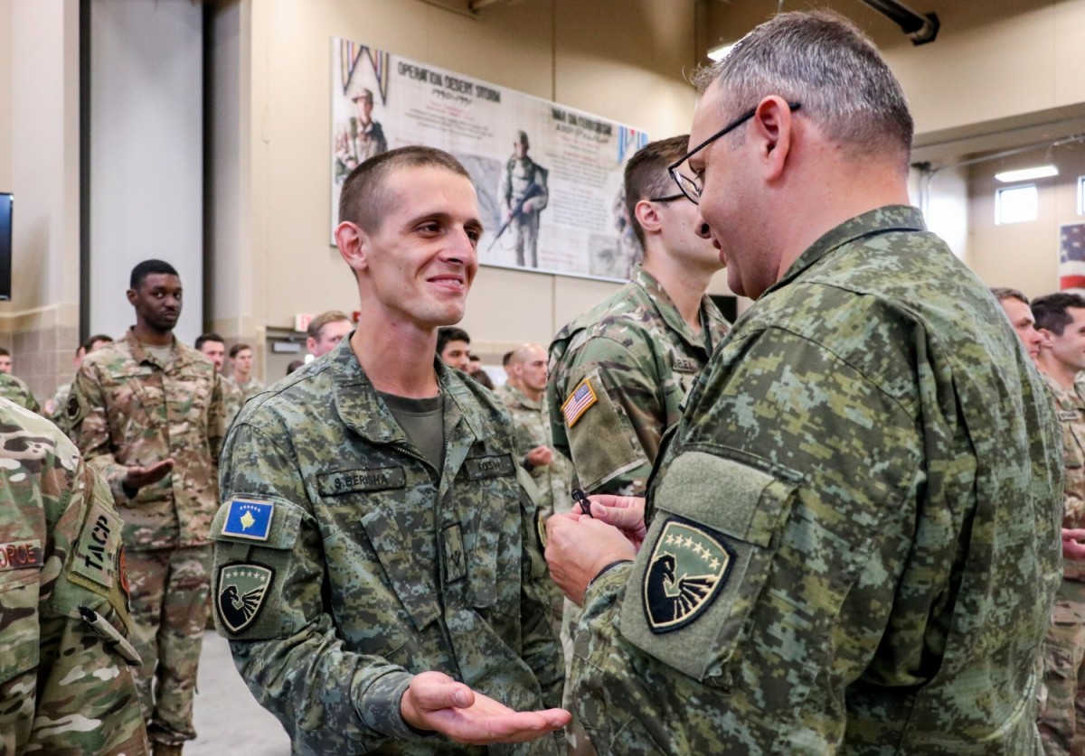 Kosovo Security Force members make history, earn U.S. Air Assault Badge ...