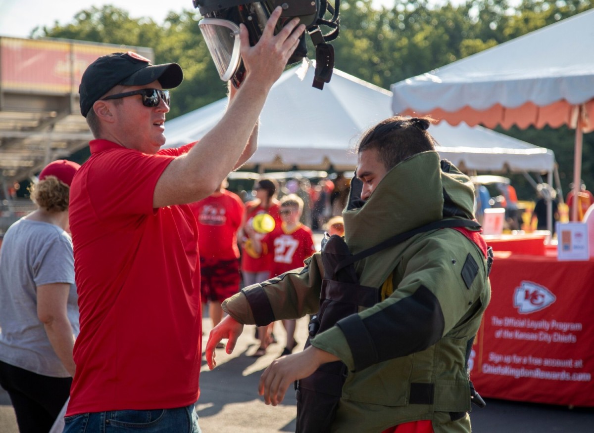 EOD Soldiers support Army recruiting at Kansas City Chiefs Military ...