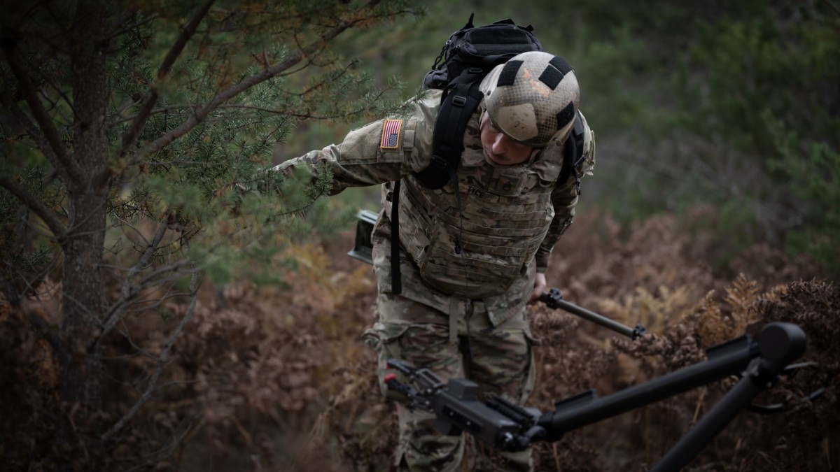 American Explosive Ordnance Disposal Soldiers participate in ...