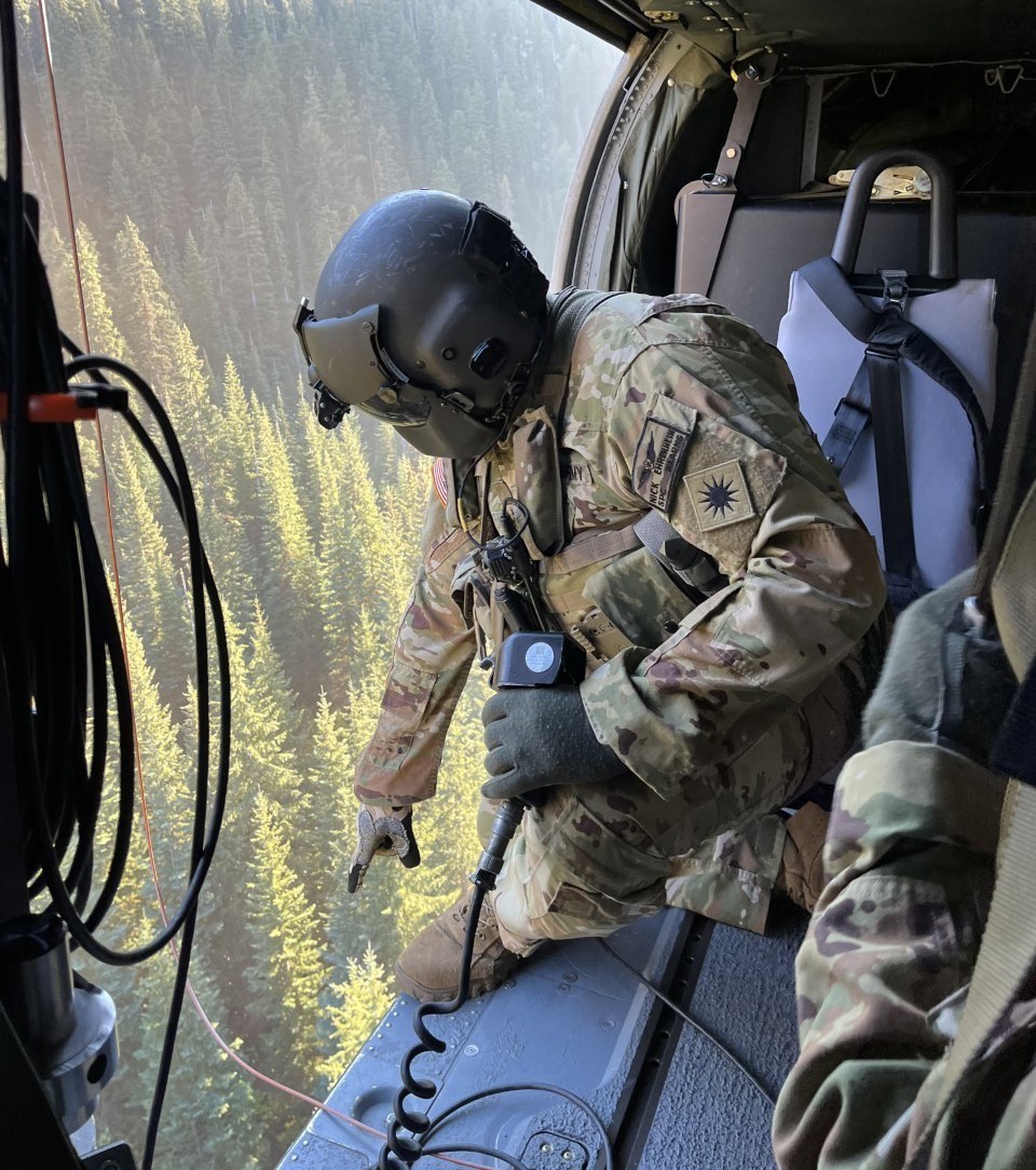 Washington National Guard Aircrew Rescues Injured Hiker | Article | The ...