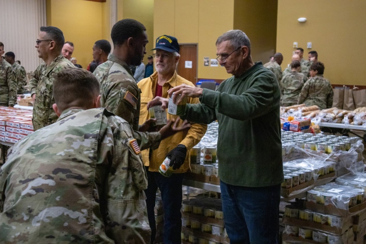 Soldiers, veterans and volunteers distribute Thanksgiving care packages ...