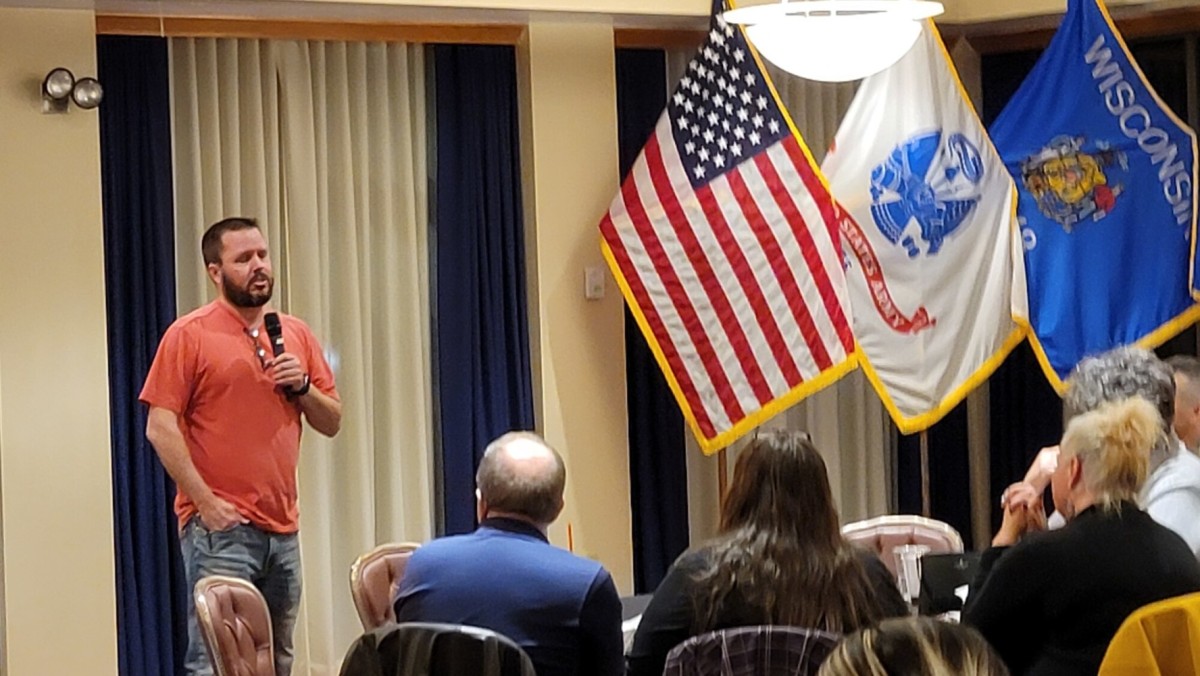 Photo Essay: Army veteran, comedian gives performance at Fort McCoy ...