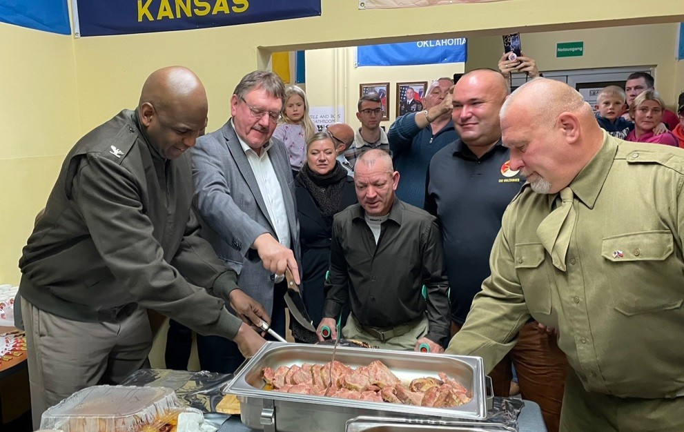 Kontakt Clubs strengthen German-American ties through Thanksgiving meal ...